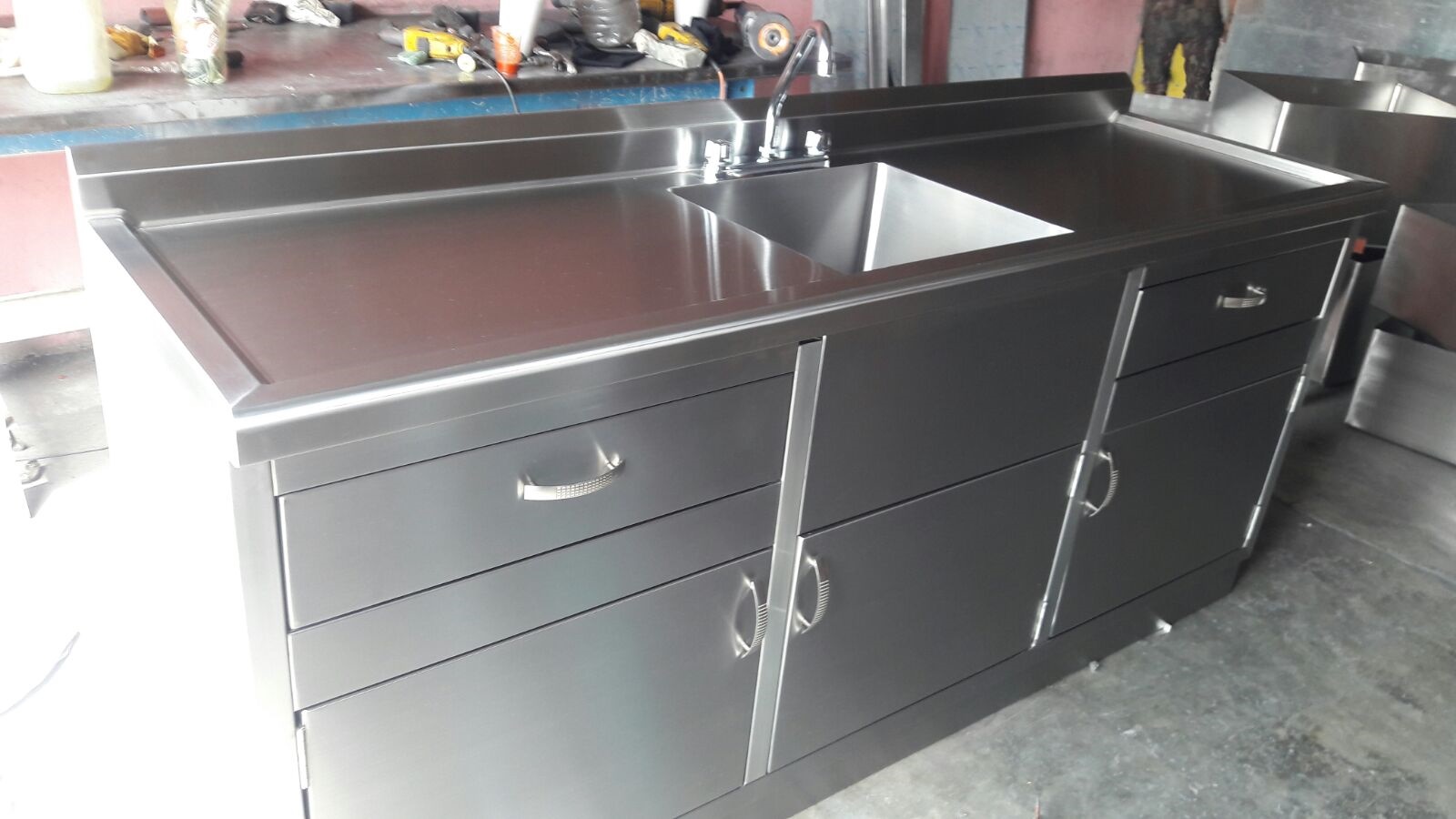 TARJA CENTRAL EN GABINETE CON PUERTAS Y CAJONES