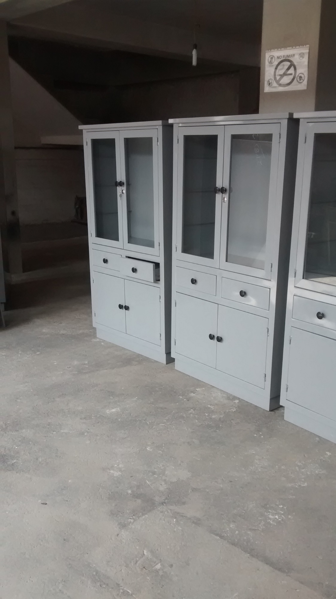 VITRINA VERTICAL ESMALTADA NORMA IMSS